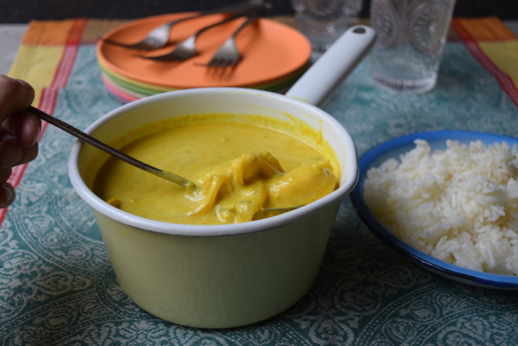 Pollo al curry amarillo con arroz y lentejas rojas - Polin en la Cocina
